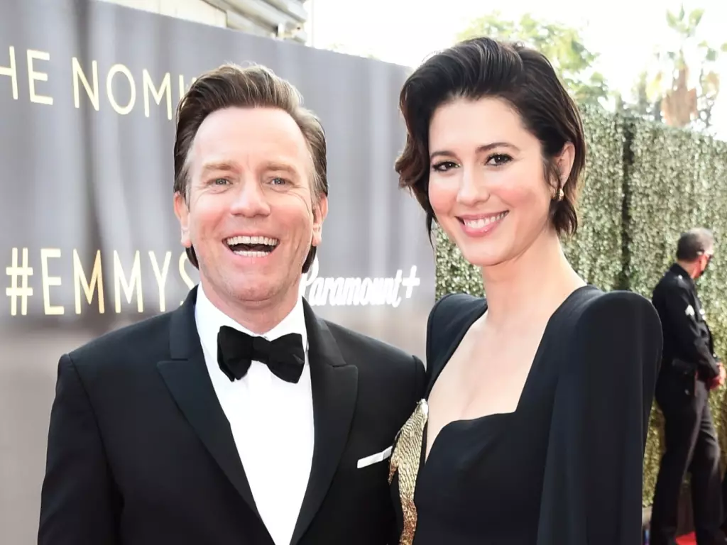 Ewan McGregor zriedkavo nahliadol do rodinného života s Mary Elizabeth Winstead a ich novým dieťaťom na Emmys