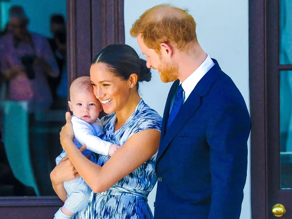 Meghan Markle & Igikomangoma Harry's Archie Yarangije Uruhare Rukuru cyane Mwana Mushikiwabo Lilibet