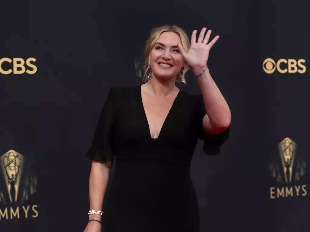 Kate Winslet បានរំលឹកយើងថានាងជាម្តាយរបស់កូន 3 ជាមួយនឹង 'Mare of Easttown' របស់នាង Emmys Speech