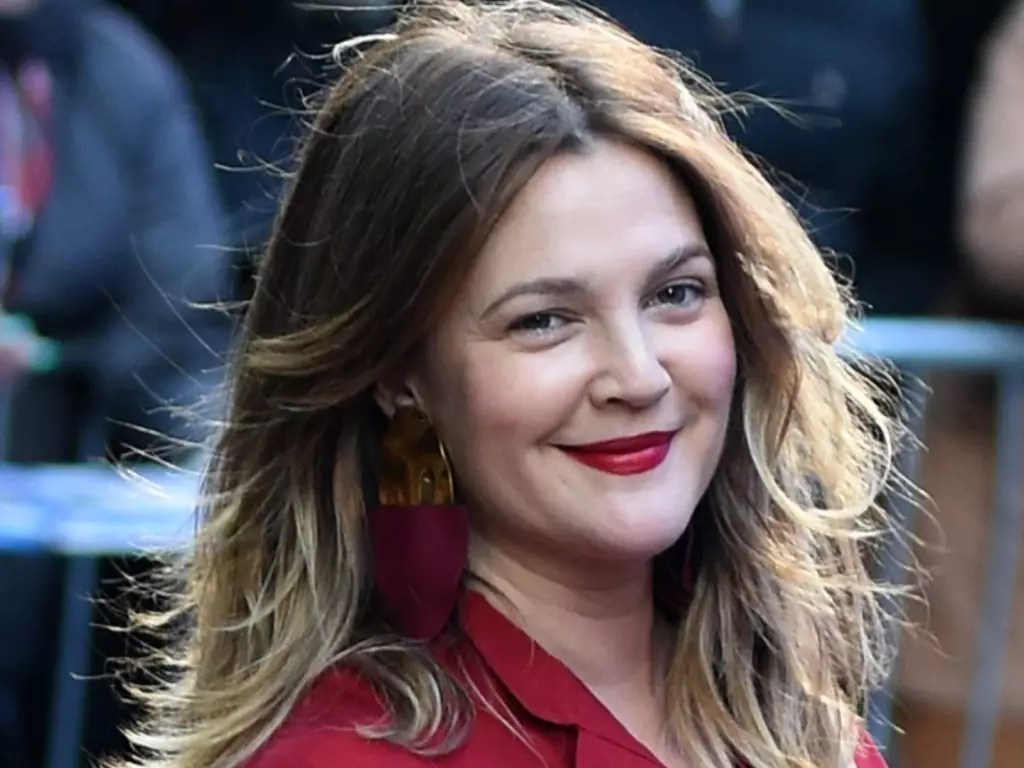 Drew Barrymore Di Derbarê Serlêdanên Hevdîtin û Hevdîtinê de Dildar Dibe: "I Freak Out & Jump Off"