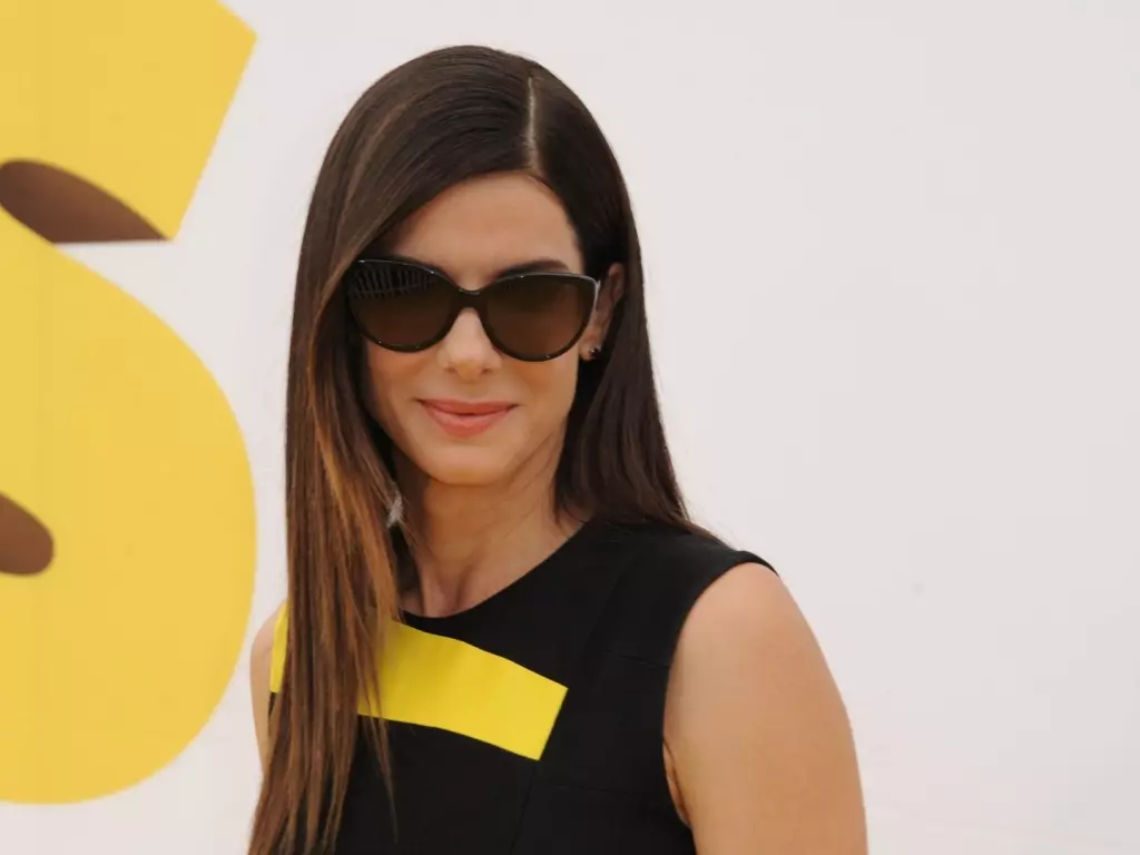 Sandra Bullock liket blykber in "ûncool" mem te wêzen foar har twa bern