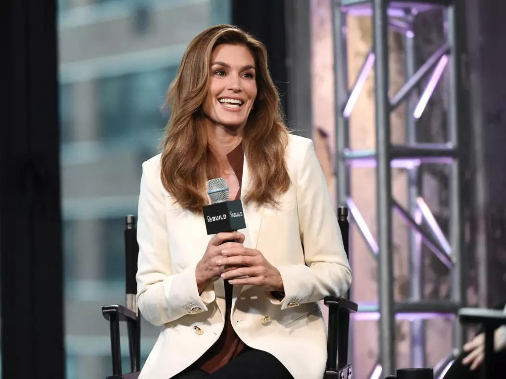 Cindy Crawford naujoji maudymosi kostiumėlio nuotrauka įrodo, kad žvaigždė yra maudymosi grožis bet kuriame amžiuje