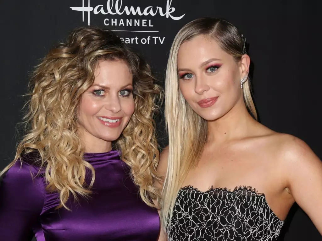 Candace Cameron Bure's dochter Natasha is opgroeid ta in twilling fan mem yn dizze nije jierdeifoto