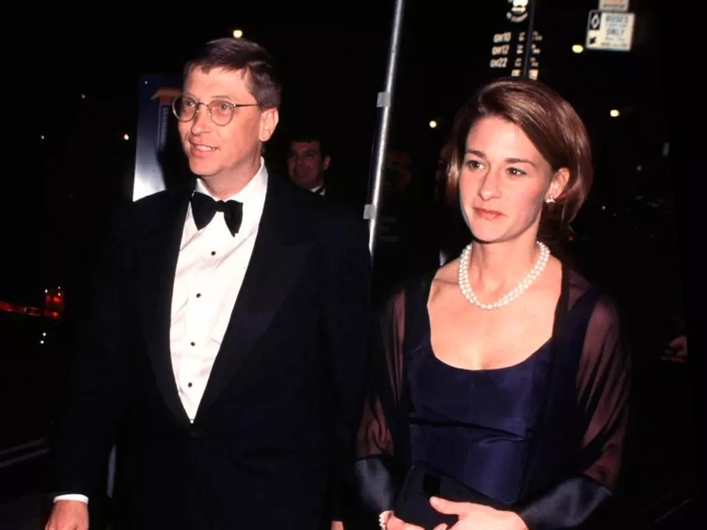 Bill Gates naam jierliks strânfakânsjes mei dizze eks yn syn heule houlik mei Melinda Gates