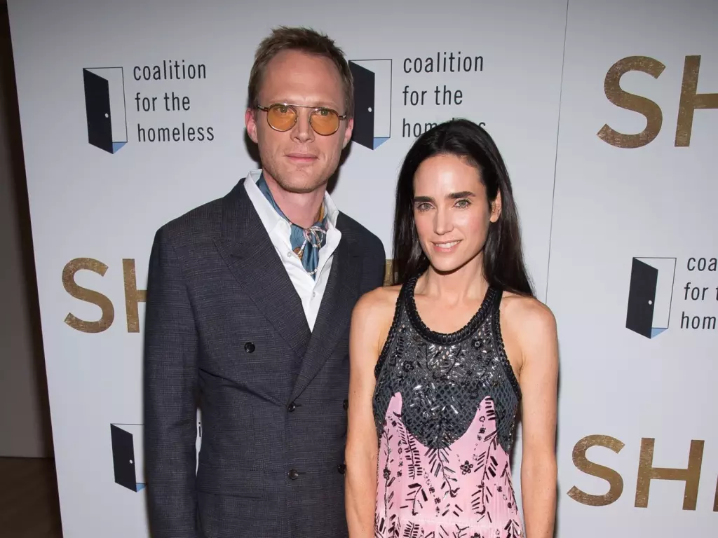 Paul Bettany is in grutske heit foar Jennifer Connelly's soannen Stellan en Kai yn dizze seldsume nije foto's