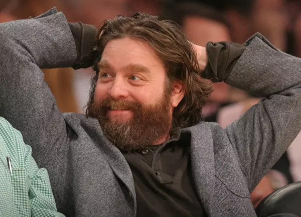 U-Zach Galifianakis Uthi Izingane Zakhe Azazi Ukuthi Udumile: 'Bacabanga Ukuthi Ngingumsizi Wasemtatsheni Wezincwadi'