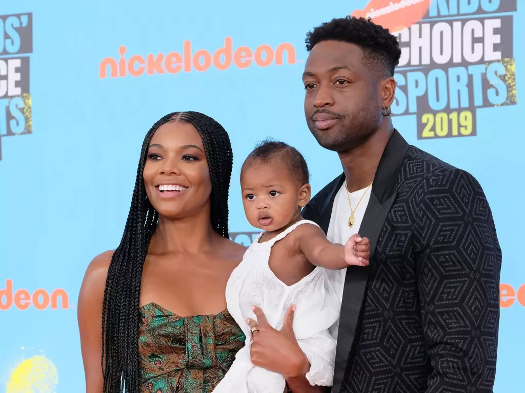 Gabrielle Union แสดงลูกสาว Kaavia วิธีรักผิวของเธอในวิดีโอ TikTok แสนหวาน