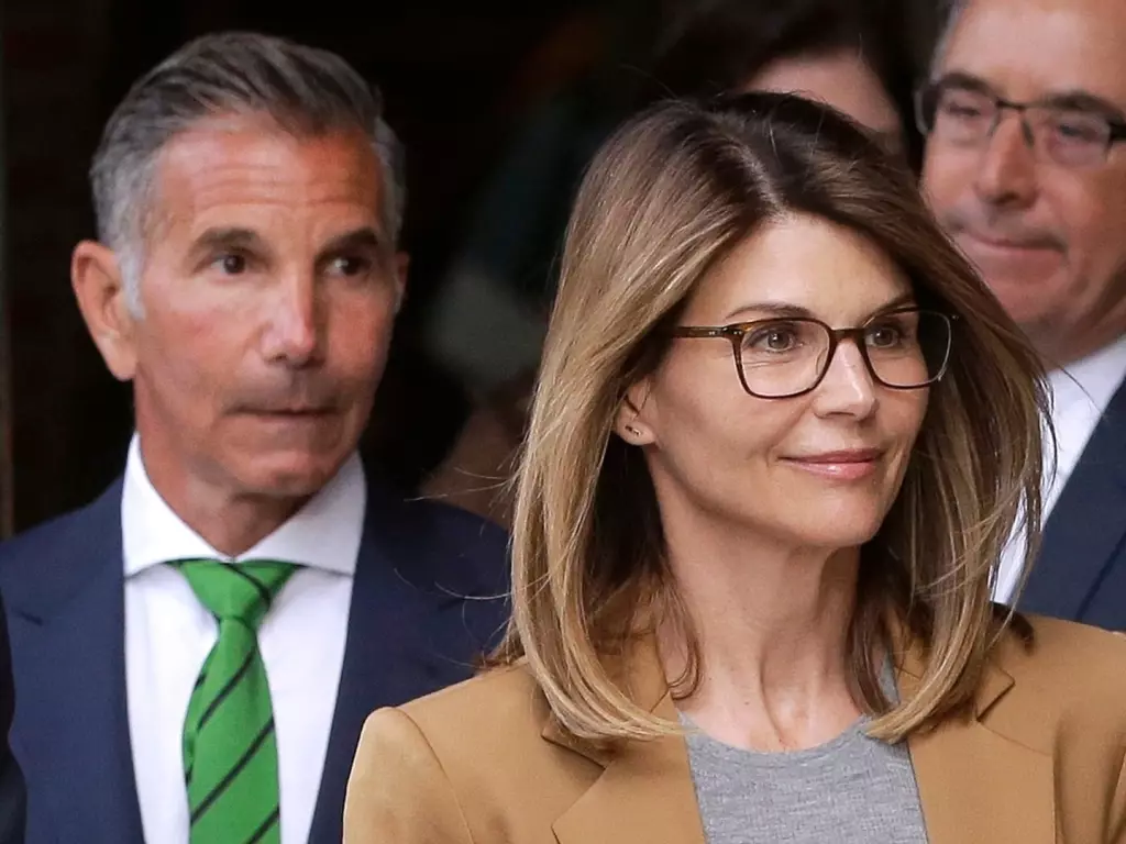 Lori Loughlin र Mossimo Giannulli तिनीहरूको प्रोबेशनको बीचमा मेक्सिकोको अर्को यात्रा लिइरहेका छन्