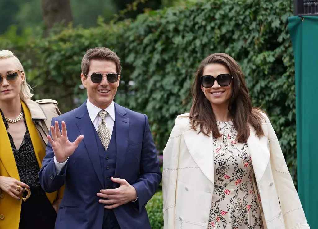 Tom Cruise Chokwadi Anoita Senge Ari Kufambidzana naCo-Star Hayley Atwell mune Aya Mafoto Matsva eWimbledon