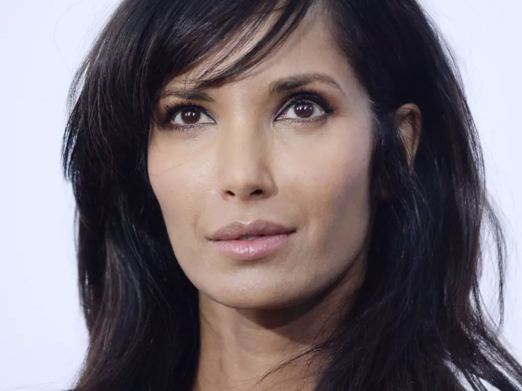 Padma Lakshmi bu dəbdəbəli günəş kremi ilə dərisini heyrətamiz saxlayır - və həssas dərilər üçün heyrətamizdir