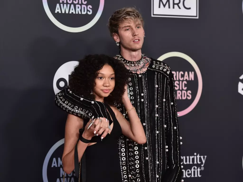 Machine Gun Kelly tok sin sjeldent sett datter Casie til AMAs for en far-datter-kveld