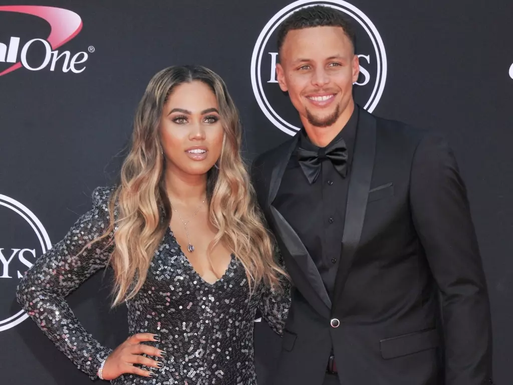 Bocah 3 Steph Curry lan Ayesha Curry Kaya Mini-Mes Wong tuwane ing Foto Keluarga Anyar Iki