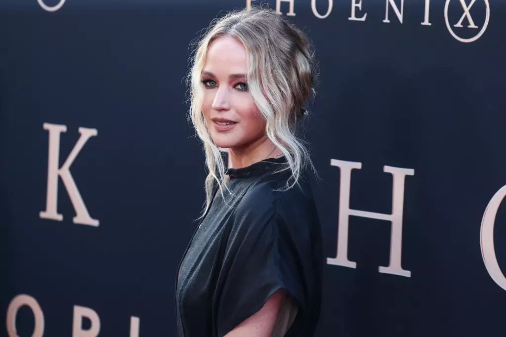 Jennifer Lawrence sing meteng Nerangake Napa Dheweke Ora Bakal Ngrembug Bayi Ing Wawancara