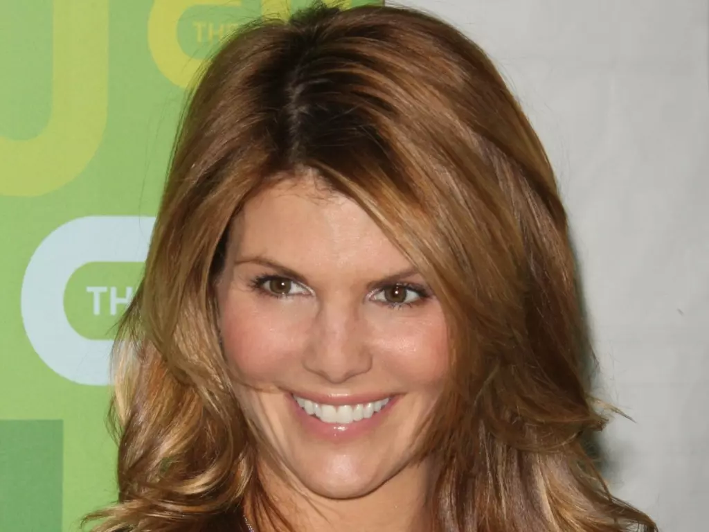 Lori Loughlin lan Mossimo Giannulli Katon ing Resor Mewah Iki Sawise Ukara Pakunjaran Rampung