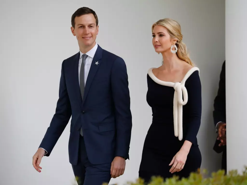 Aspen သို့ Ivanka Trump ၏ နွေရာသီ နွေရာသီ ခရီးစဉ်သည် Donald Trump နှင့် ဝေးကွာရန် နောက်ထပ် ရွေ့လျားပုံရသည်။