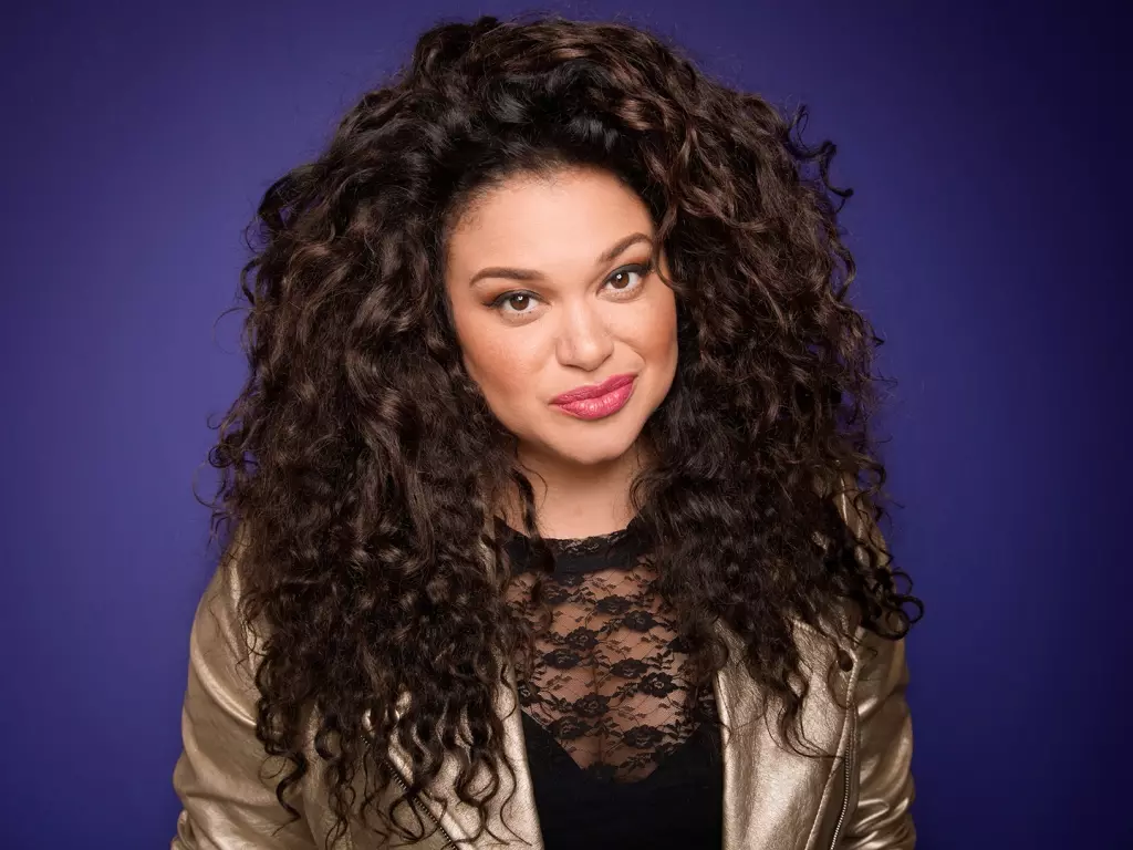 Bawo ni Michelle Buteau Ṣe Nlọ Lọ ti Iṣayan Mama & Pipe