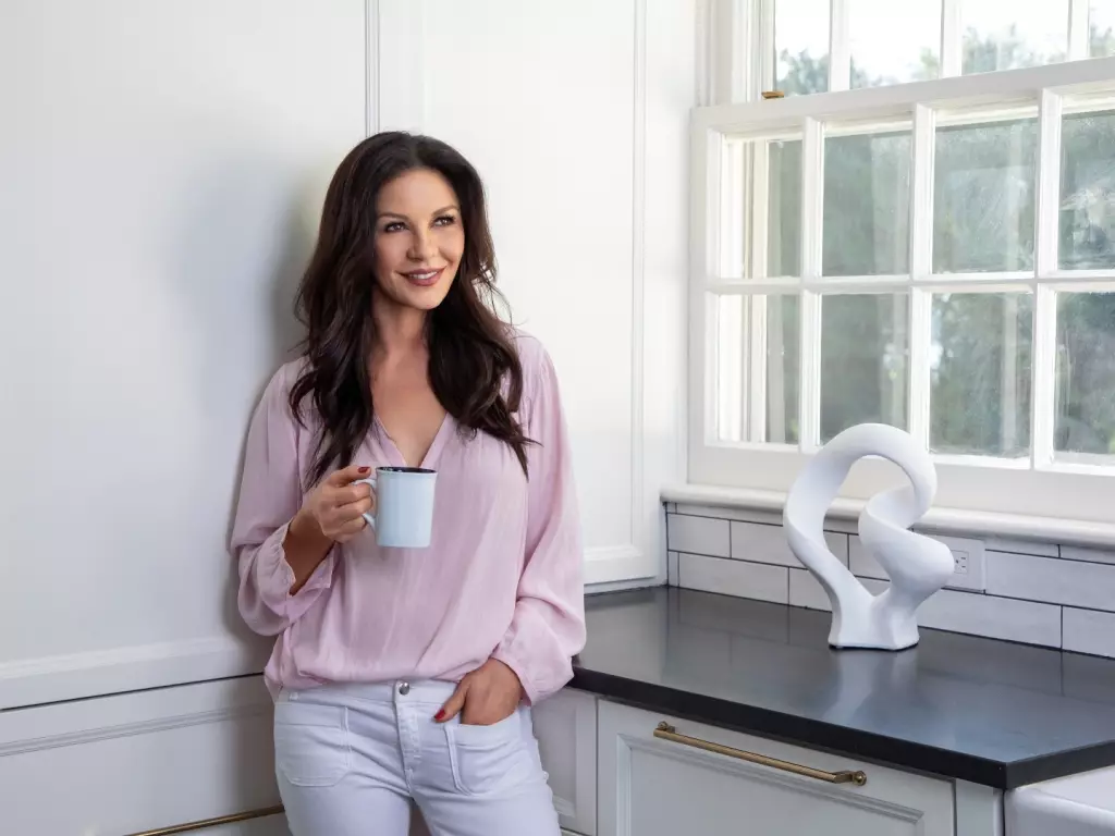 Tá Catherine Zeta-Jones ina Inspioráid ó Yogi san Fhíseán seo de Chulaith Snámha Gnéasach dá Sreabhadh