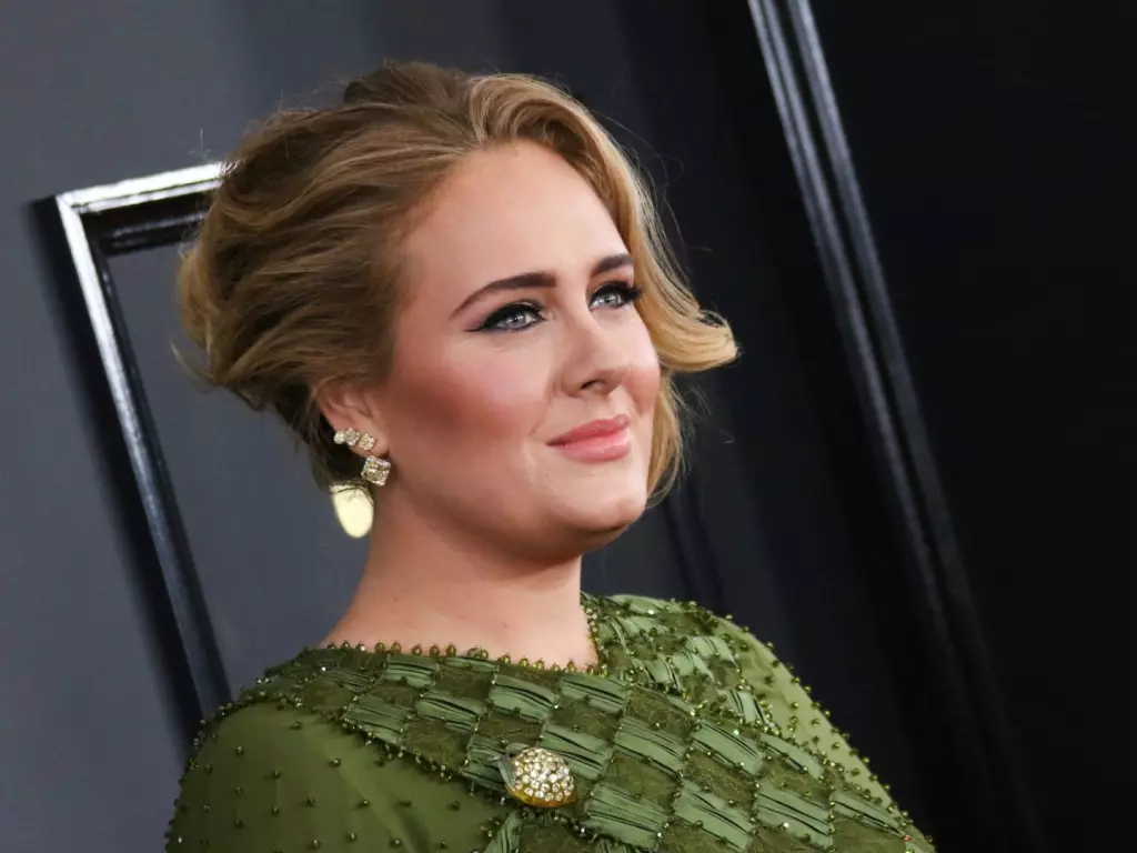 Adele Di dawiyê de Parve kir Kîjan Eyelinera Liquid Ew Bikar tîne da ku Nîşana Nîşana Xwe Bide & Hûn Dikarin Wê Li Sephora Bigirin