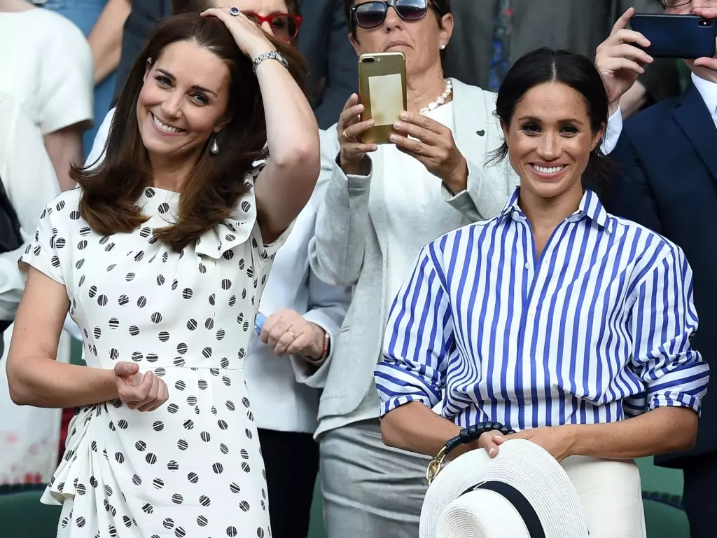 Kate Middleton Meghan Markle bilan gaplashish uni qirollik oilasi dramasining o'rtasiga qo'yishi mumkinligidan xavotirda.