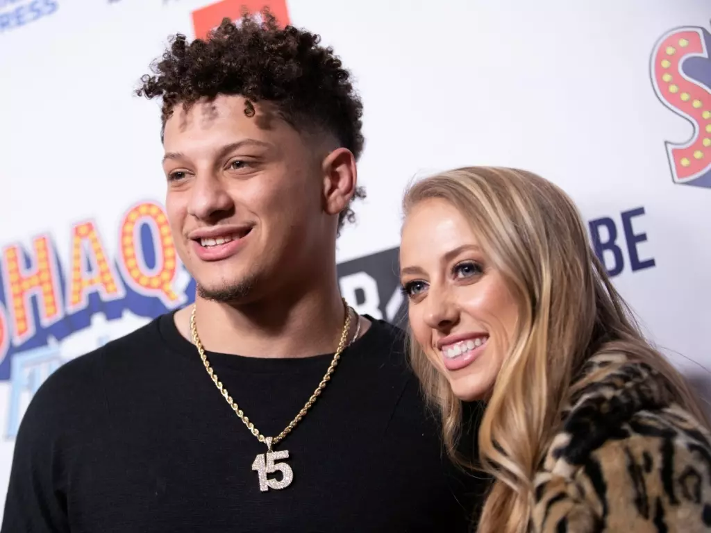 Patrick Mahomes eta Brittany Matthews senargaiak 9 urteko urteurrenean deitzen dute beste erakustaldi erromantiko batekin