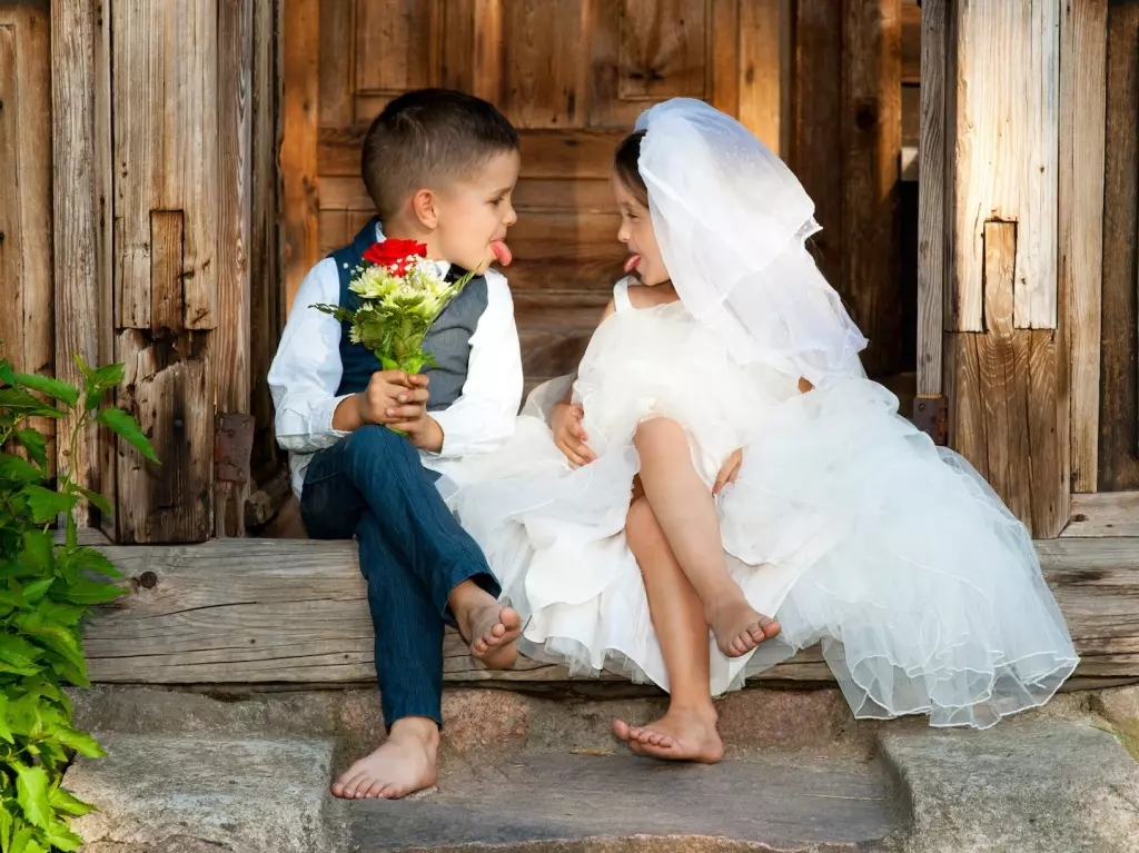 Mann schmeißt seinen Bruder aus der Hochzeit, weil er seinen Wunsch „Keine Kinder erlaubt“ ignoriert – hat er Unrecht?