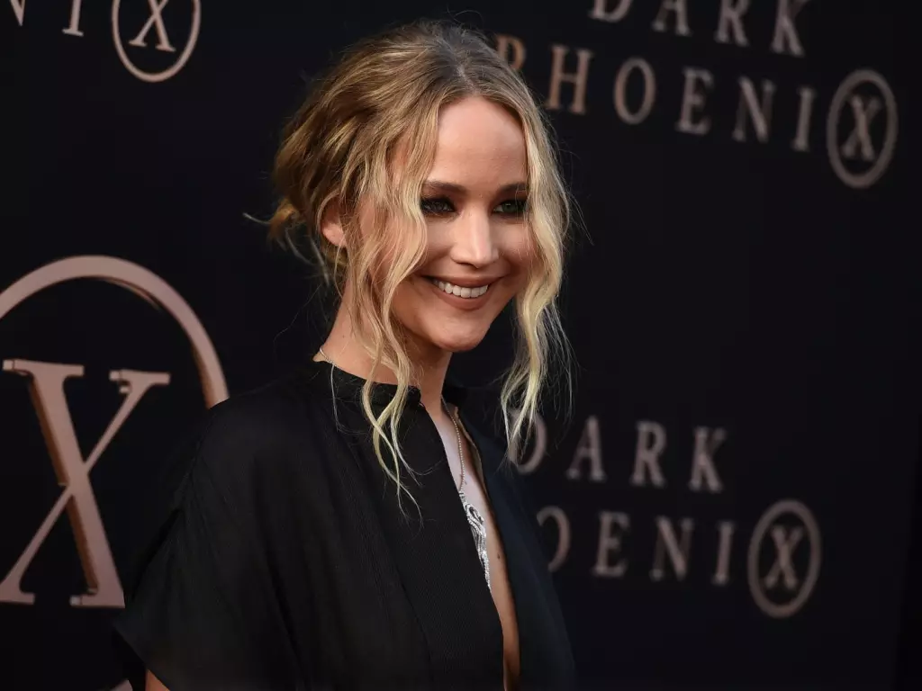 Bojone Jennifer Lawrence, Cooke Maroney, nggawe dheweke leleh karo hadiah sing diilhami horor sing unik iki