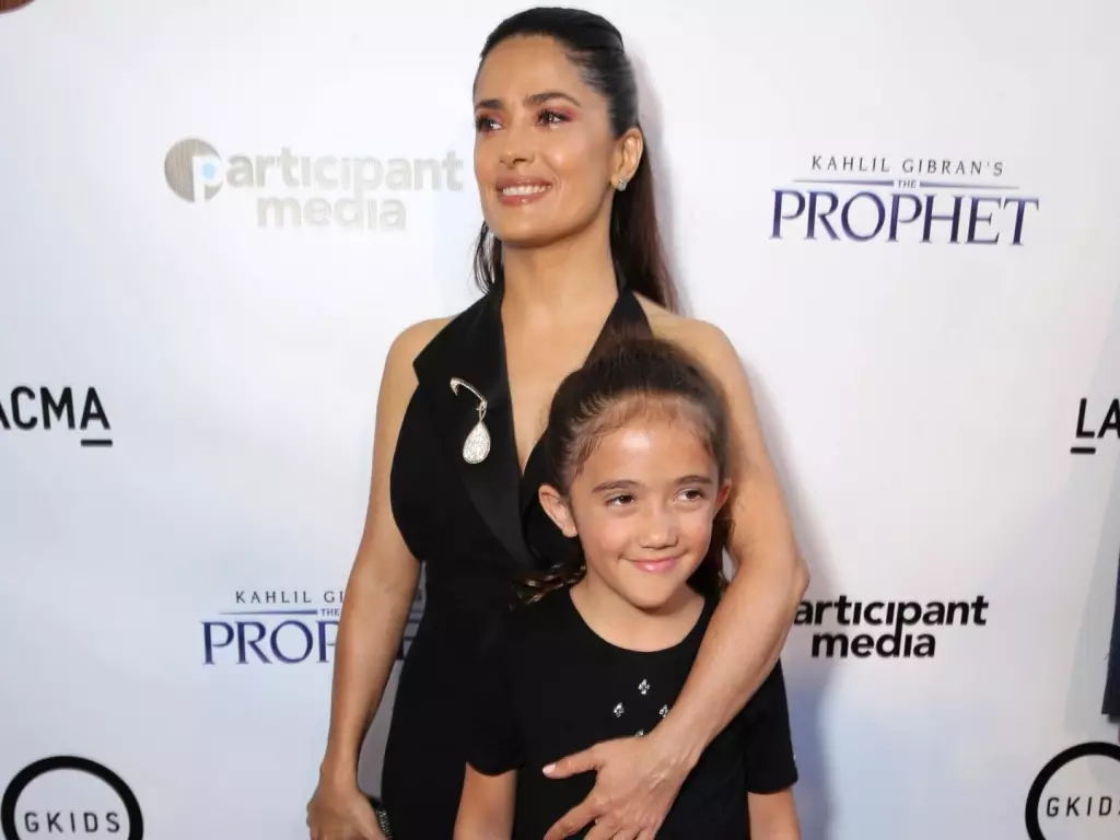 Salma Hayek se dogter Valentina Paloma Pinault lyk so groot in hierdie seldsame verjaarsdagfoto