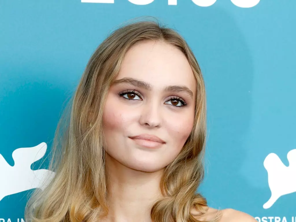 Conni Deppin qızı Lily-Rose Depp bu yeni jurnalın üz qabığında model anası kimi görünür