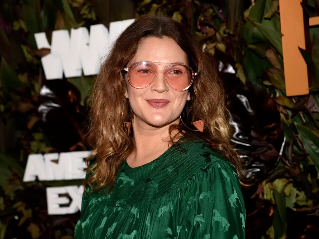 Drew Barrymore Bu Sıfır Plastik Garnier Şampun Barını sevir - və Amazonda 10 dollardan azdır