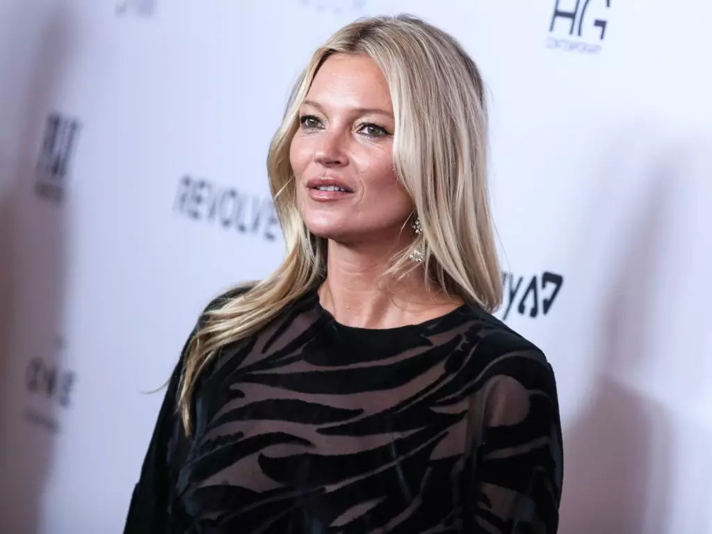 Osupljiva nova fotografija brez toplesa Kate Moss nam pove veliko več o njenem odnosu s Kim Kardashian