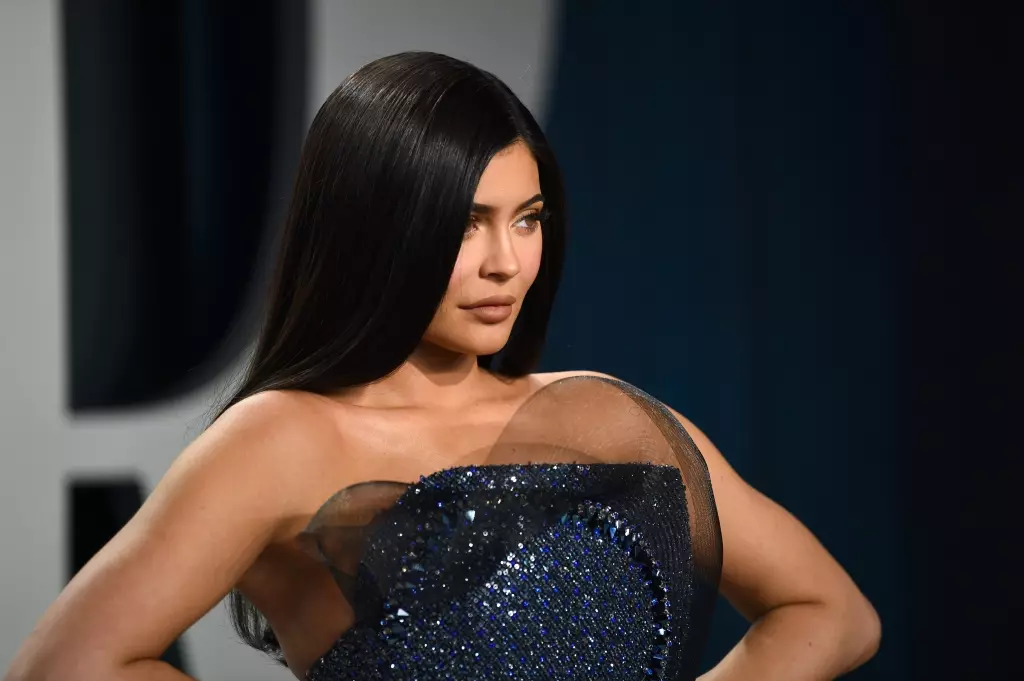 Kylie Jenner wys 'Growing' Baby Bult in 'n pragtige silhoeëtfoto