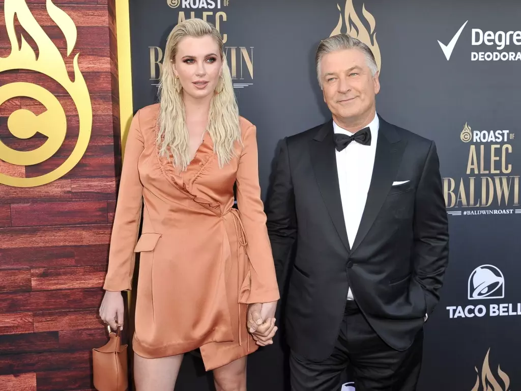 Irland Baldwin viser offentlig støtte til pappa Alec Baldwin midt i skyteulykken på settet