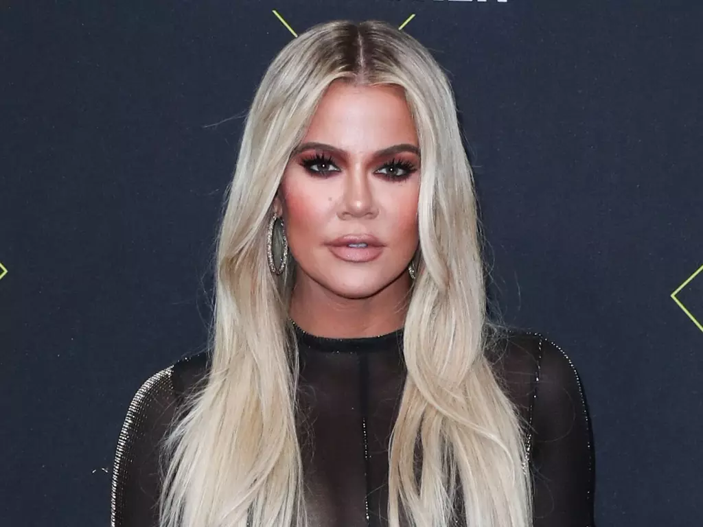 Khloé Kardashian obhajuje svoju narodeninovú poctu Kanye od komentátora filmu „Weirdo“