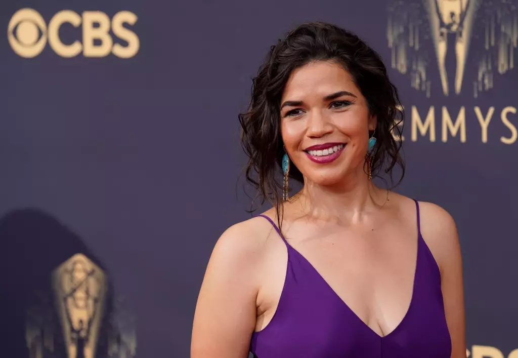 America Ferrera deelt haar zoete 'weekendtraditie' met zoon Sebastian: 'Ik laat hem mijn make-up en zijn eigen make-up doen'