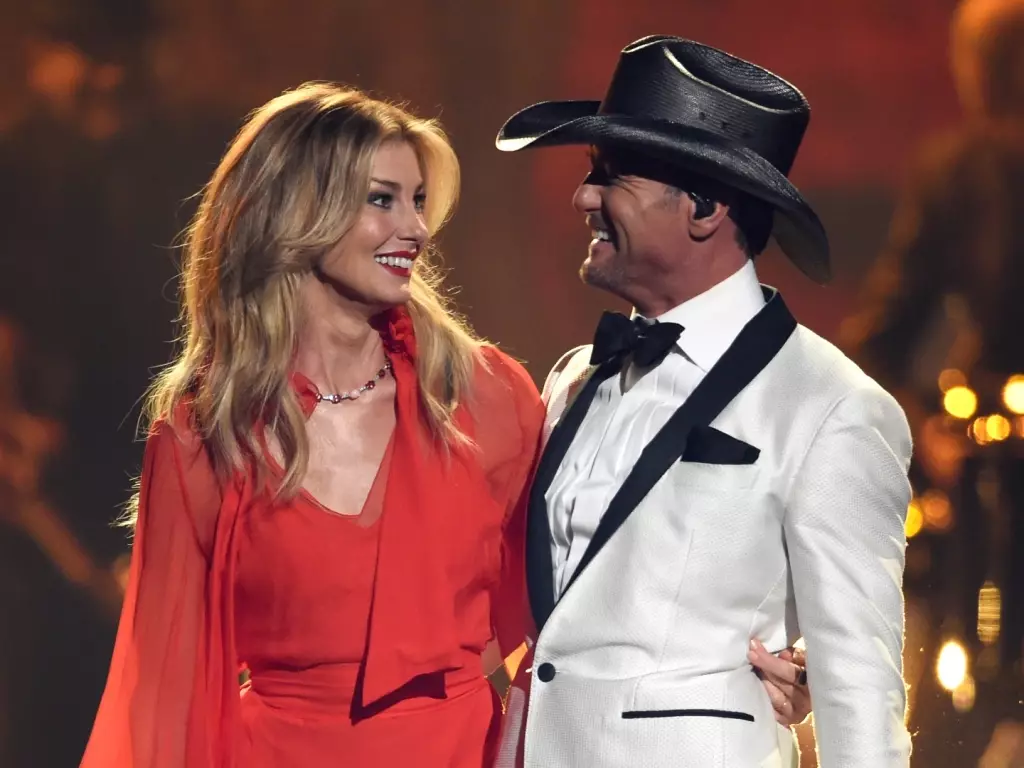 Tim McGraw-ek ezin du gainditu zein sexy den Faith Hill bere urtebetetzean partekatu zuen klip honetan