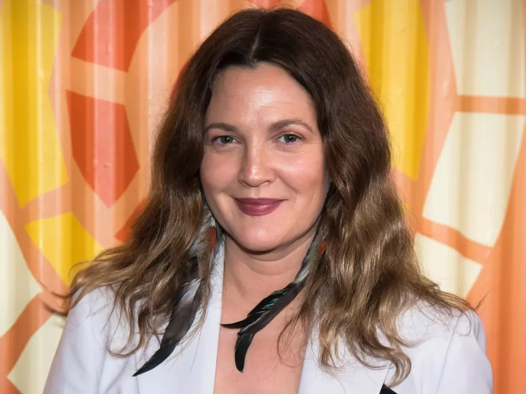 Drew Barrymore نىڭ تۇنجى تۇرمۇش ئۇسۇلى ۋە ئاشپەزلىك كىتابى ئامازوندا بار - & 35% ئېتىبار