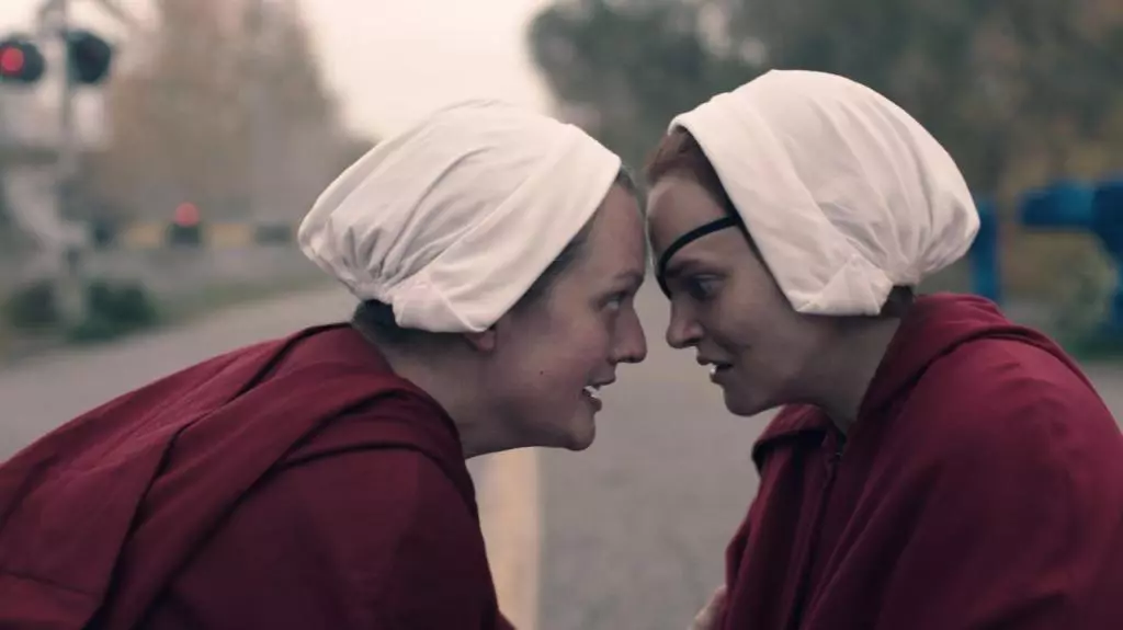 'The Handmaid's Tale' RECAP: ខែមិថុនា និង Janine គេចពីសេចក្តីស្លាប់ និងស្វែងរកសេរីភាពក្នុងទឹកដោះគោ