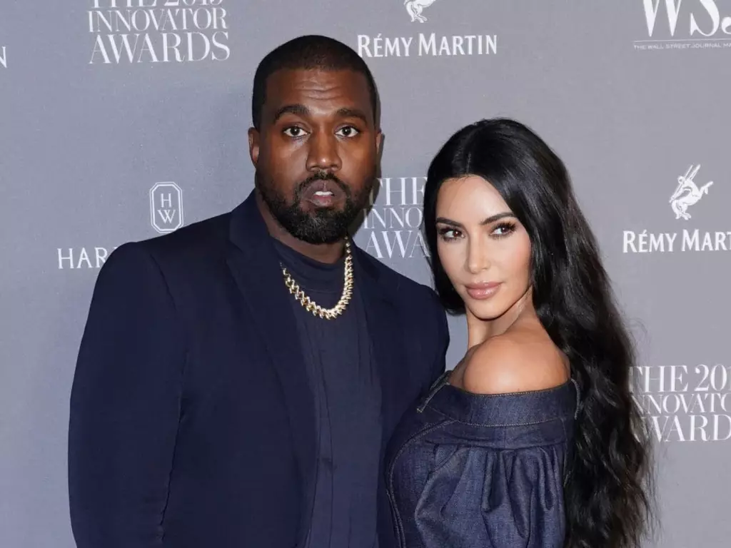 Kim Kardashian & Kanye Wests Son Saint är redan ett litet fotbollsproffs som lär sig av Tom Brady — Titta!