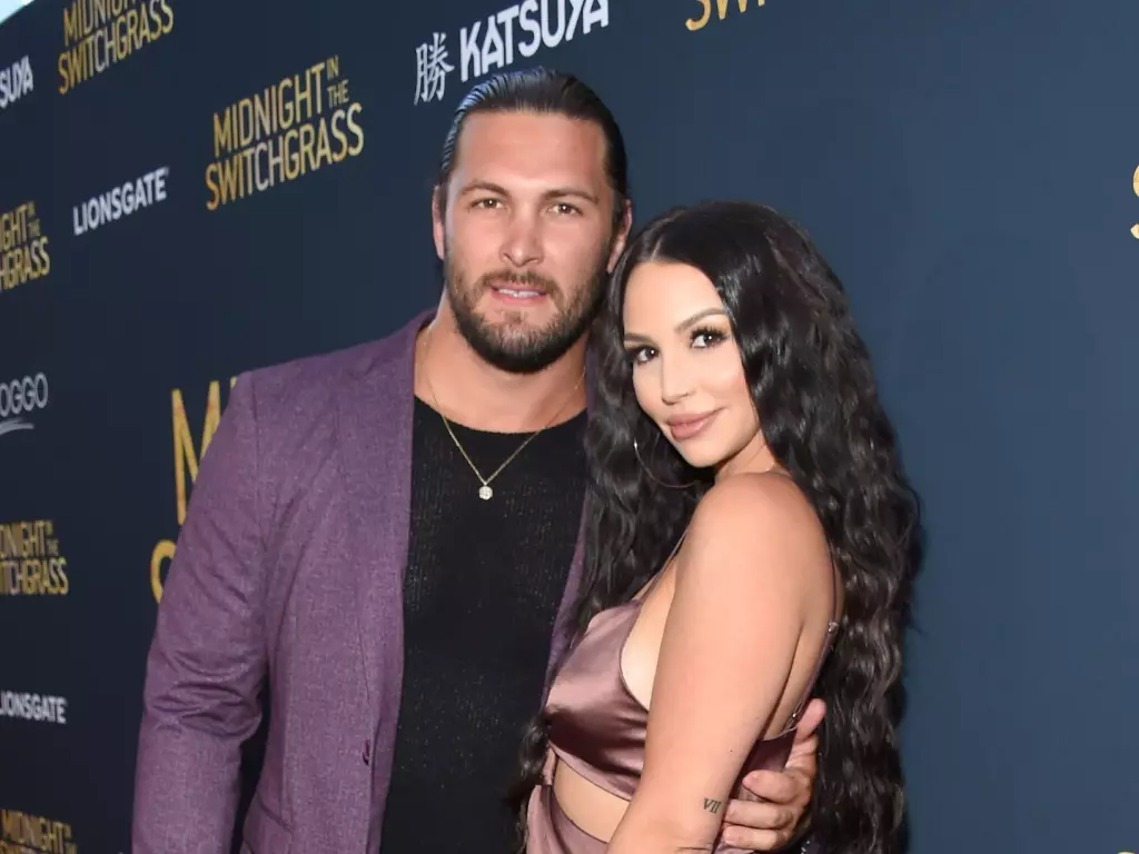 Ketakutan Kesihatan Selepas Bersalin Scheana Shay Menyebabkan Dia & Brock Davies Pertimbangkan Penggantian atau Pengangkatan untuk Bayi No. 2