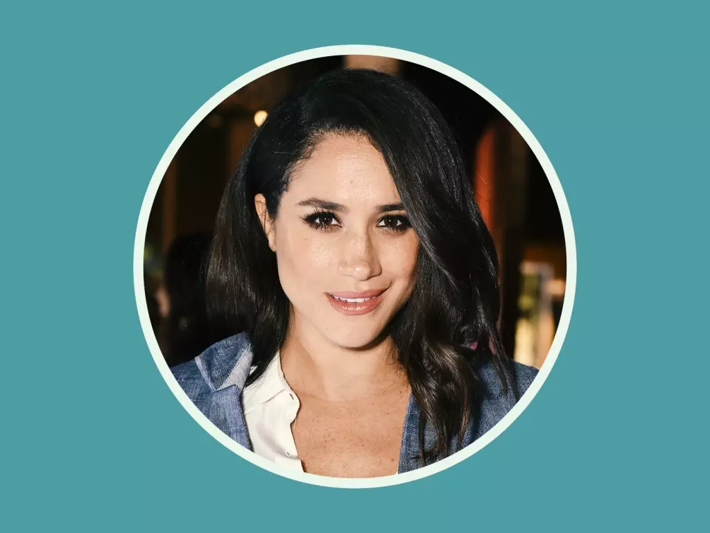 Meghan Markle Uzis Ĉi tiun Surprizan Apotekan Produkton de 13 USD por Ŝia Geedziĝa Taga Brilo — & Ĝi estas 49% Rabato ĉe Amazon