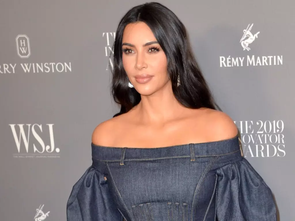 Kim Kardashian-ek Kanye West-en estilo minimalistan apainduta dagoen Calabasas-eko etxebizitza baztertzen ari da 3,5 milioi dolarren truke