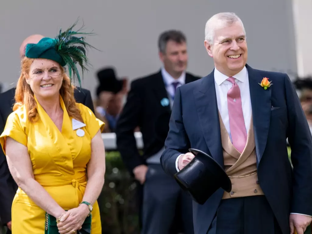 Ansyen madanm Prince Andrew, Sarah Ferguson, kanpe bò kote l tout wout la malgre lyen Jeffrey Epstein.