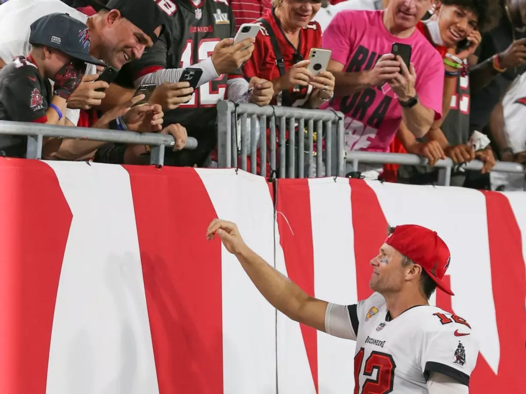 Tom Brady Qasam L-Aħwa Mument Ma' Fan Żgħir Wara l-Logħba Storika Tiegħu