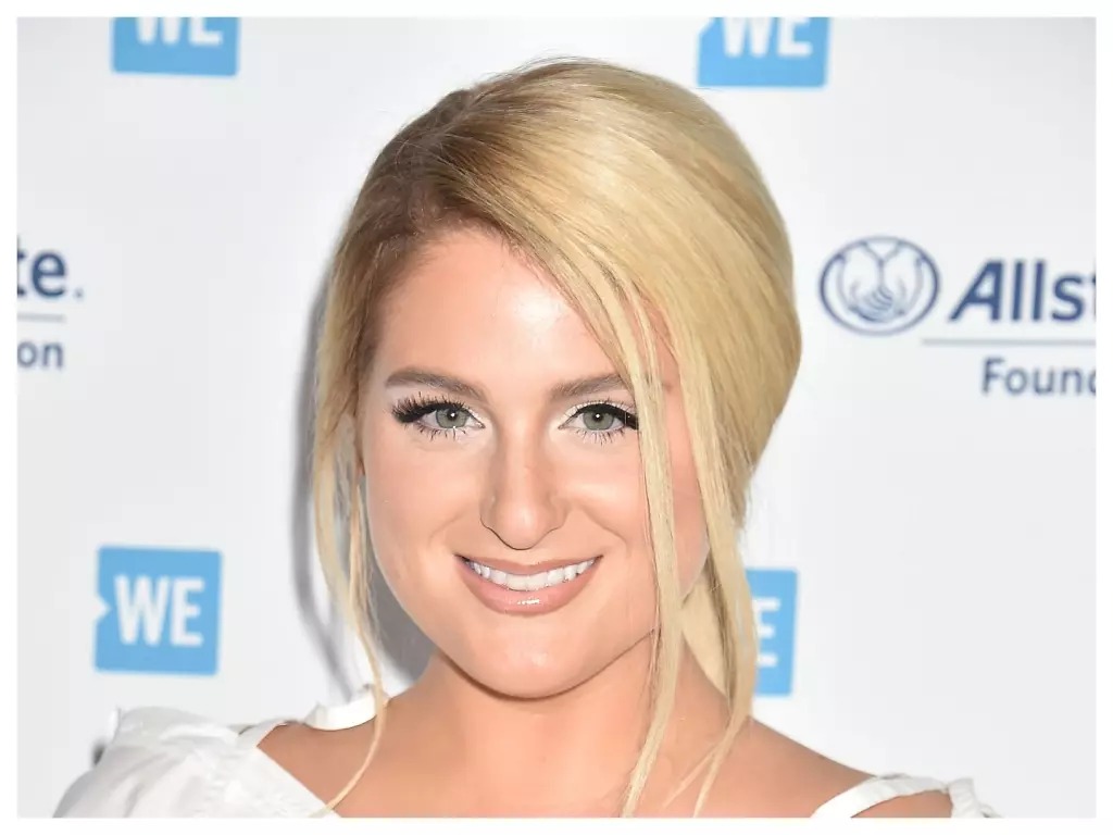 Meghan Trainor Ngarasakeun 'Unsexy' Saatos Ngalahirkeun: "Kuring Katutupan Parut sareng Stretch Marks"