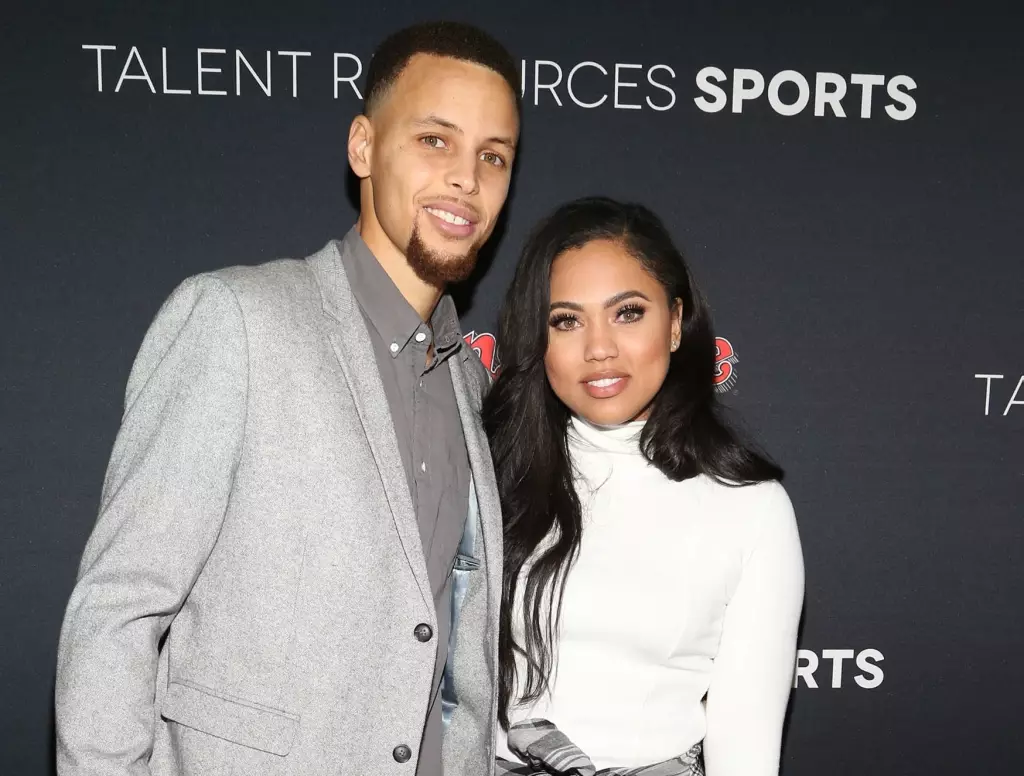 Ayesha və Stephen Curry 3 övladının da olduğu şirin bir mərasimlə toy andlarını təzələdilər.