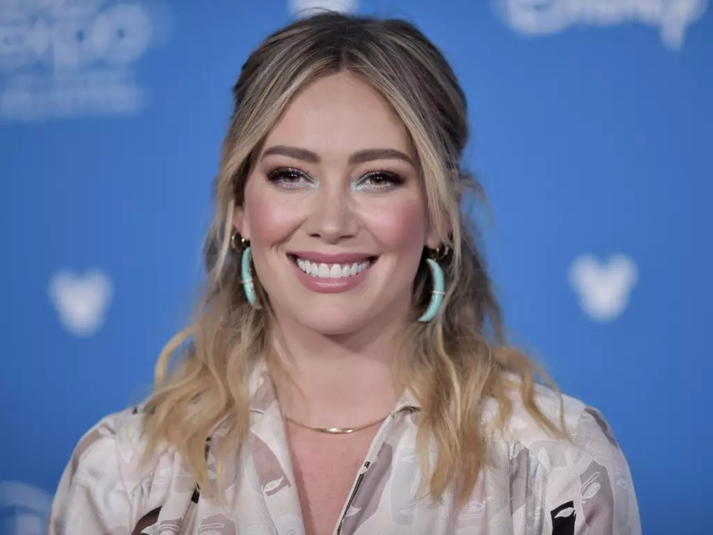 U-Hilary Duff Ugubhe 'Usuku Lokuzalwa' Lwendodakazi Mae Ngochungechunge Lwezithombe Ezimangalisayo Zokuzalwa Ekhaya