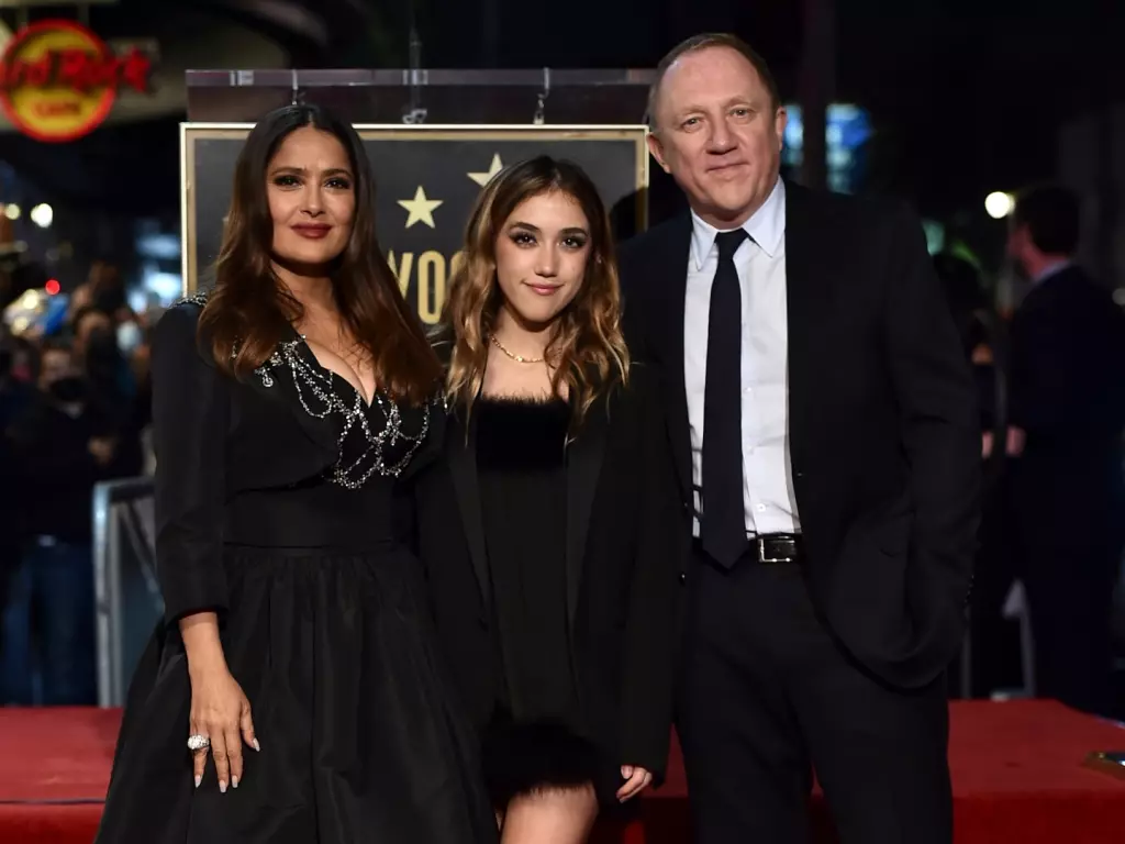 Putri Rumaja Salma Hayek, Valentina, Gaduh Karpét Beureum anu Glamor Sapertos Pikeun Peutingna