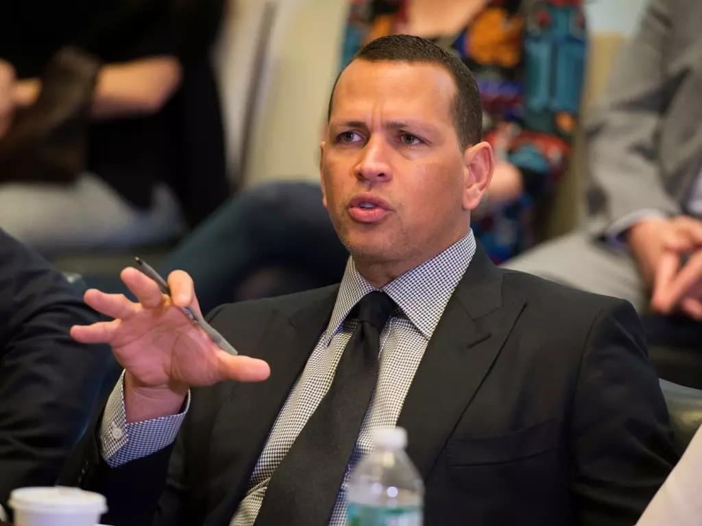 Alex Rodriguez mete lonbraj sou ansyen Jennifer Lopez yon fason sibtil lè li te poze bò kote kado anivèsè 2019 li a