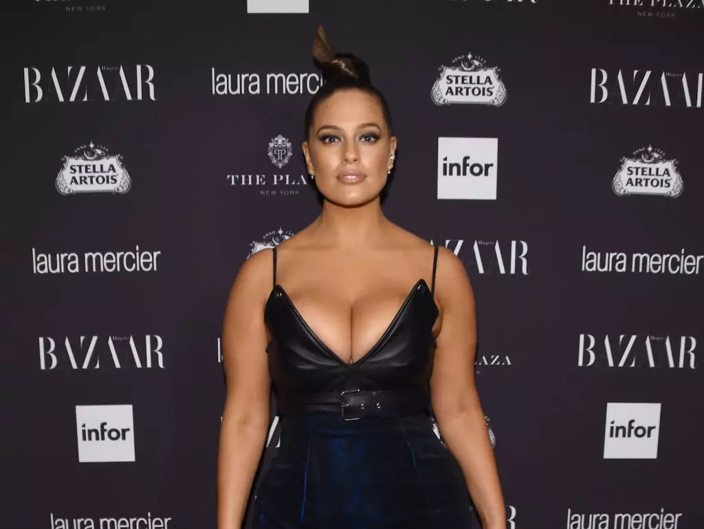 U-Ashley Graham Ungumama Oyedwa Oshisayo Ngenkathi Abelana Ngeqhubu Lakhe Lengane Nge-Bikini Yezintambo