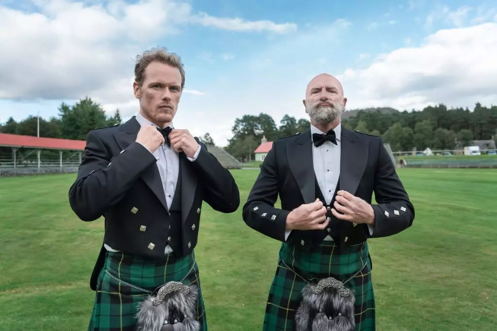 'Outlander'-stjernen Sam Heughan danser seg rundt i Skottland i 'Men in Kilts'